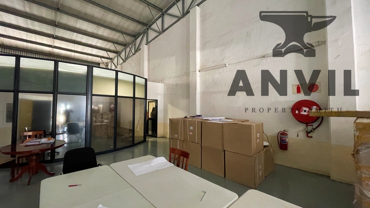 Warehouse space to let in Briardene with A grade office space