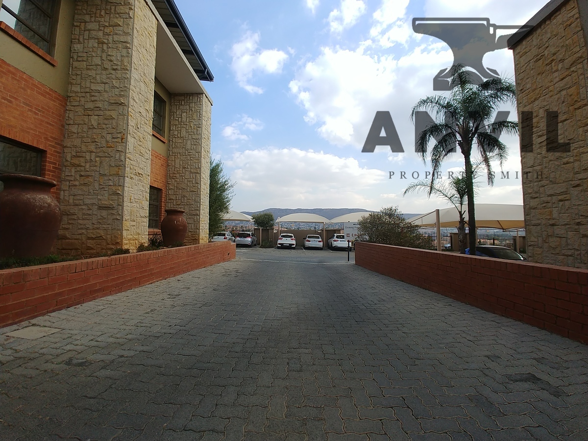 Spacious unit allowing signage onto Hendrik Potgieter rd