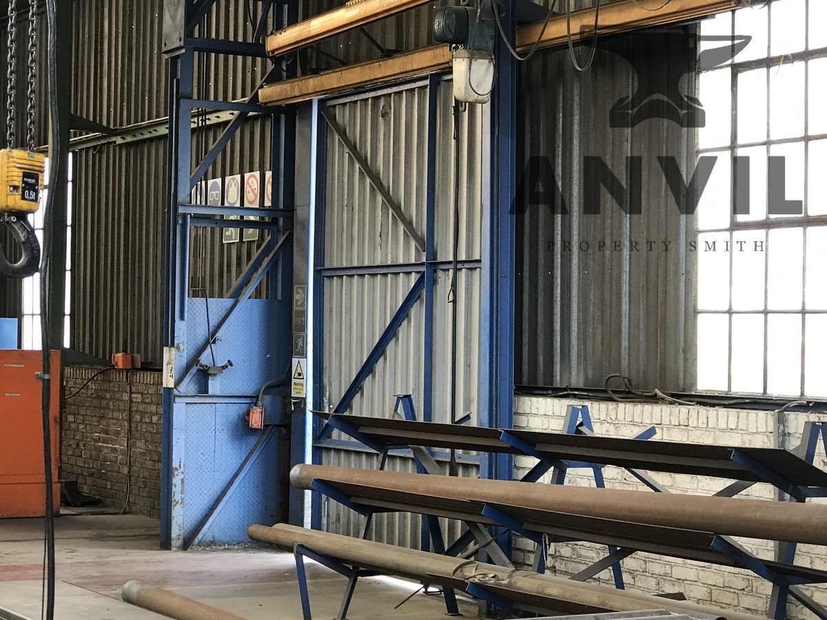 Large industrial warehouse space available to let in Anderbolt