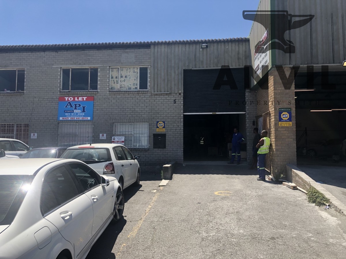 +-734m2 Warehouse To Let in Parow East