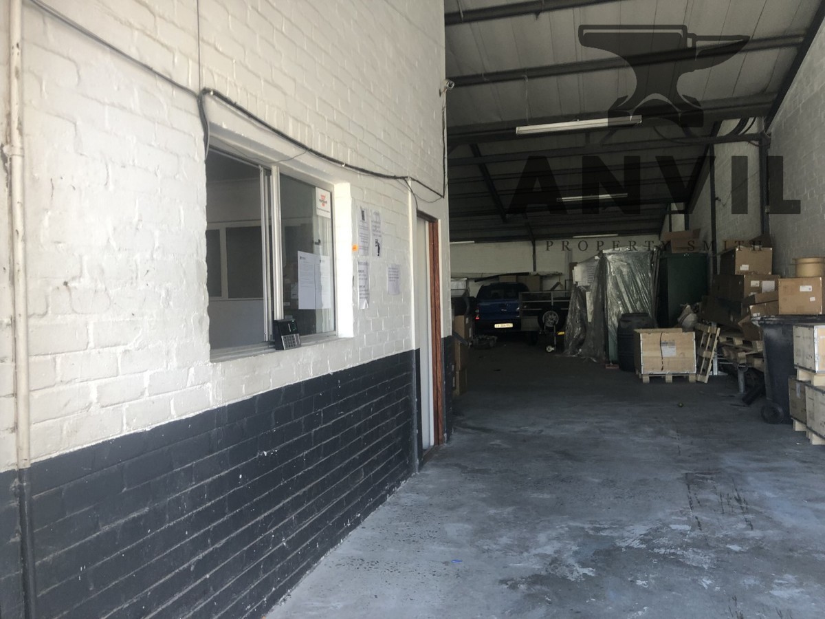 +-734m2 Warehouse To Let in Parow East