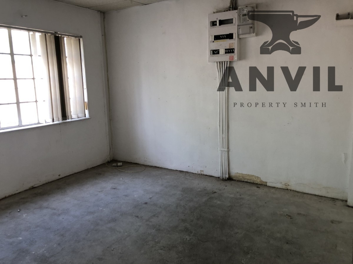 Small Industrial warehouse available to-let in Parow East