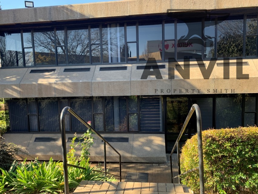 First floor offices to let with own access in Isando
