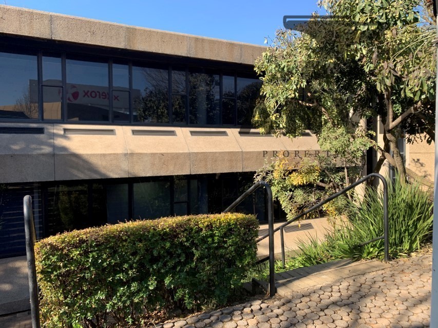 First floor offices to let with own access in Isando